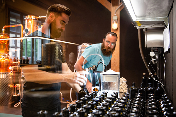 Minimalisme: bouteille de gin personnalisée Draft Brothers