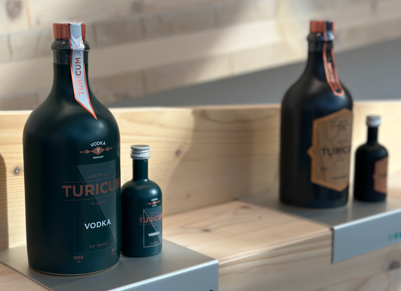 Die personalisierten Steinzeugflaschen von Turicum - Univerre Pro Uva SA