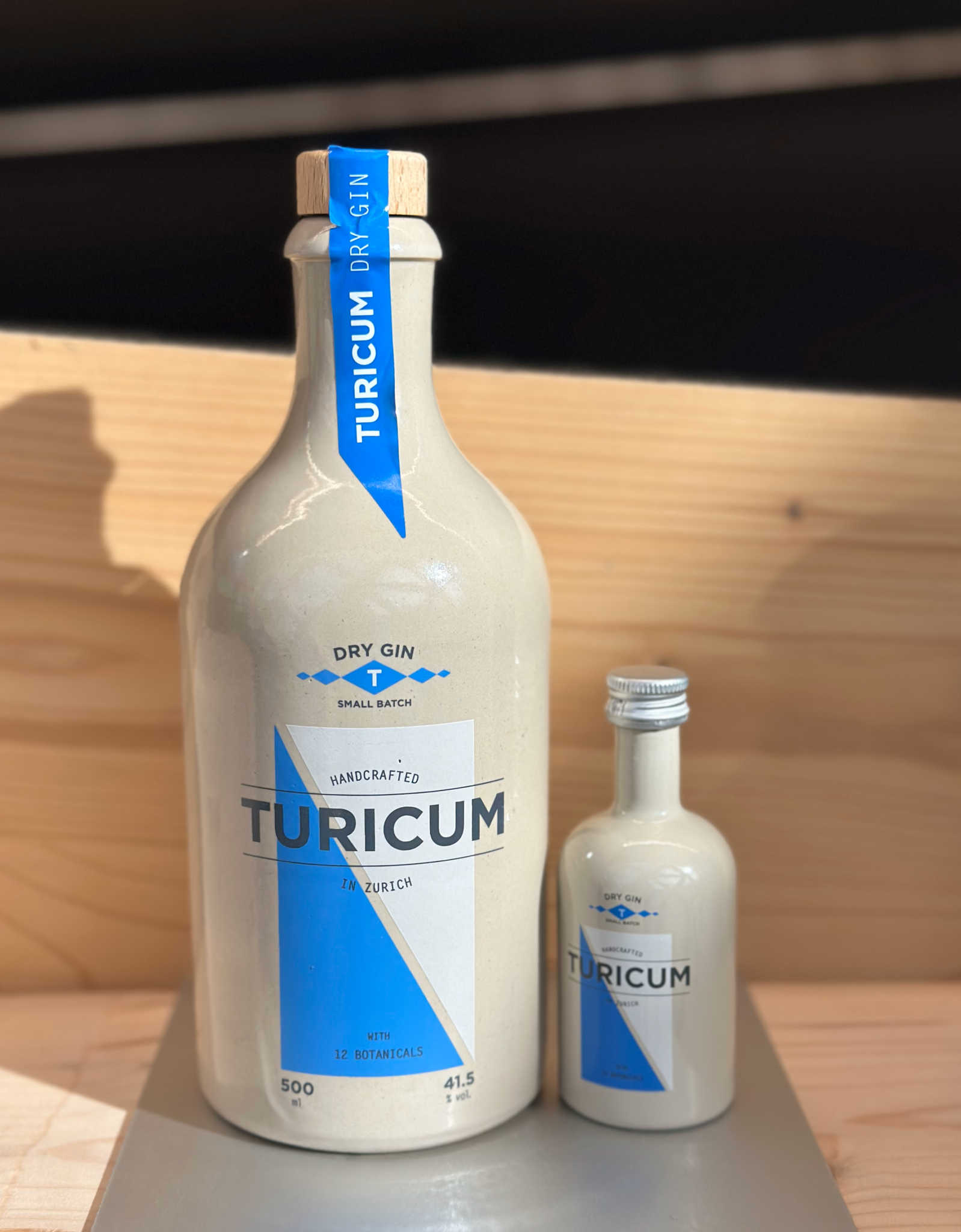 Die personalisierten Steinzeugflaschen von Turicum - Univerre Pro Uva SA